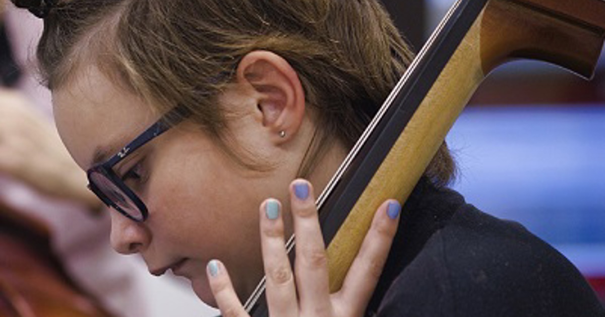 Contrabas spelen | Kaliber Kunstenschool